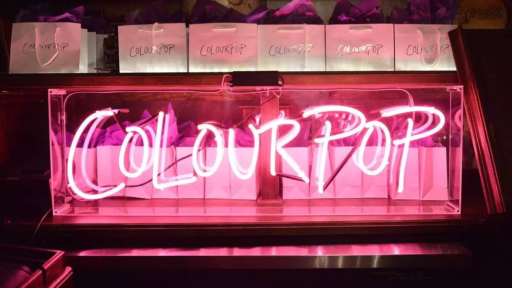 Růžový neonový nápis ColourPop