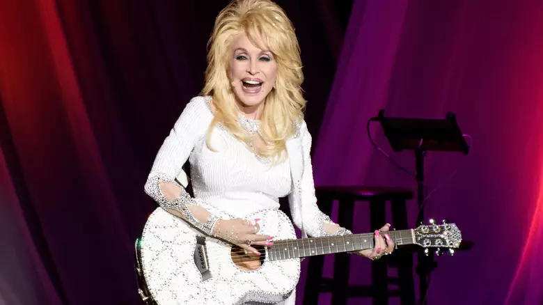 Dolly Parton vystupuje živě