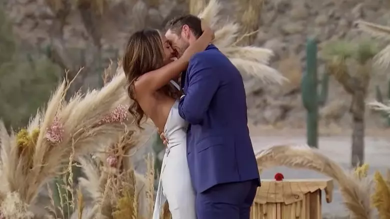 Zac und Tayshia küssen sich während des Heiratsantrags